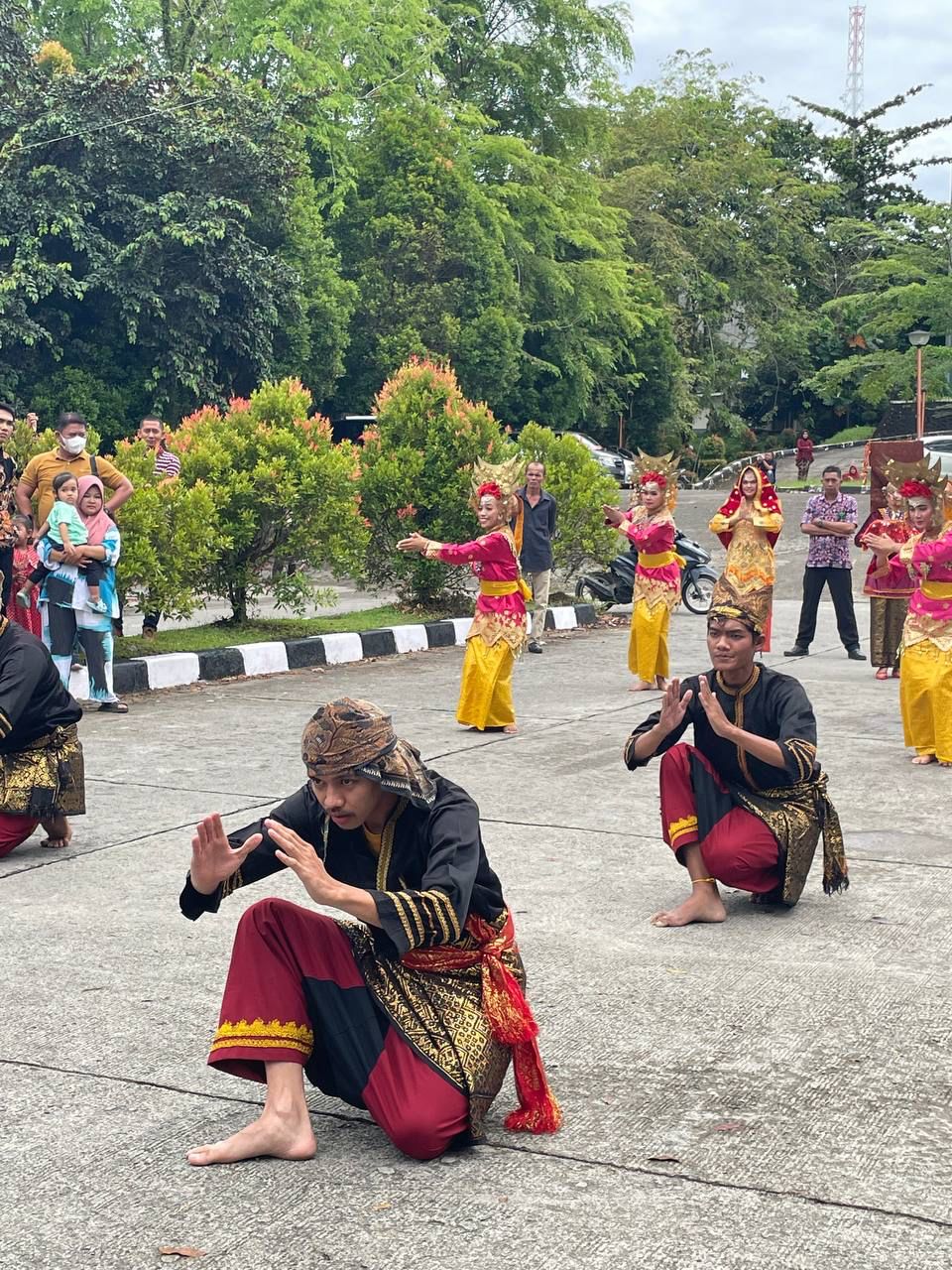 Peran Seni Pertunjukan Tradisional Dan Modern | Jurnal Bengkulu